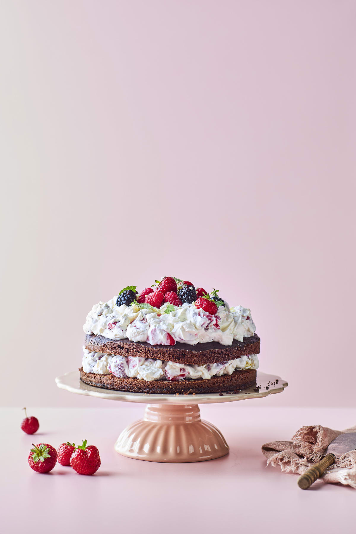 Recept på chokladtårta med mascarponekräm och bär | Odense Marcipan