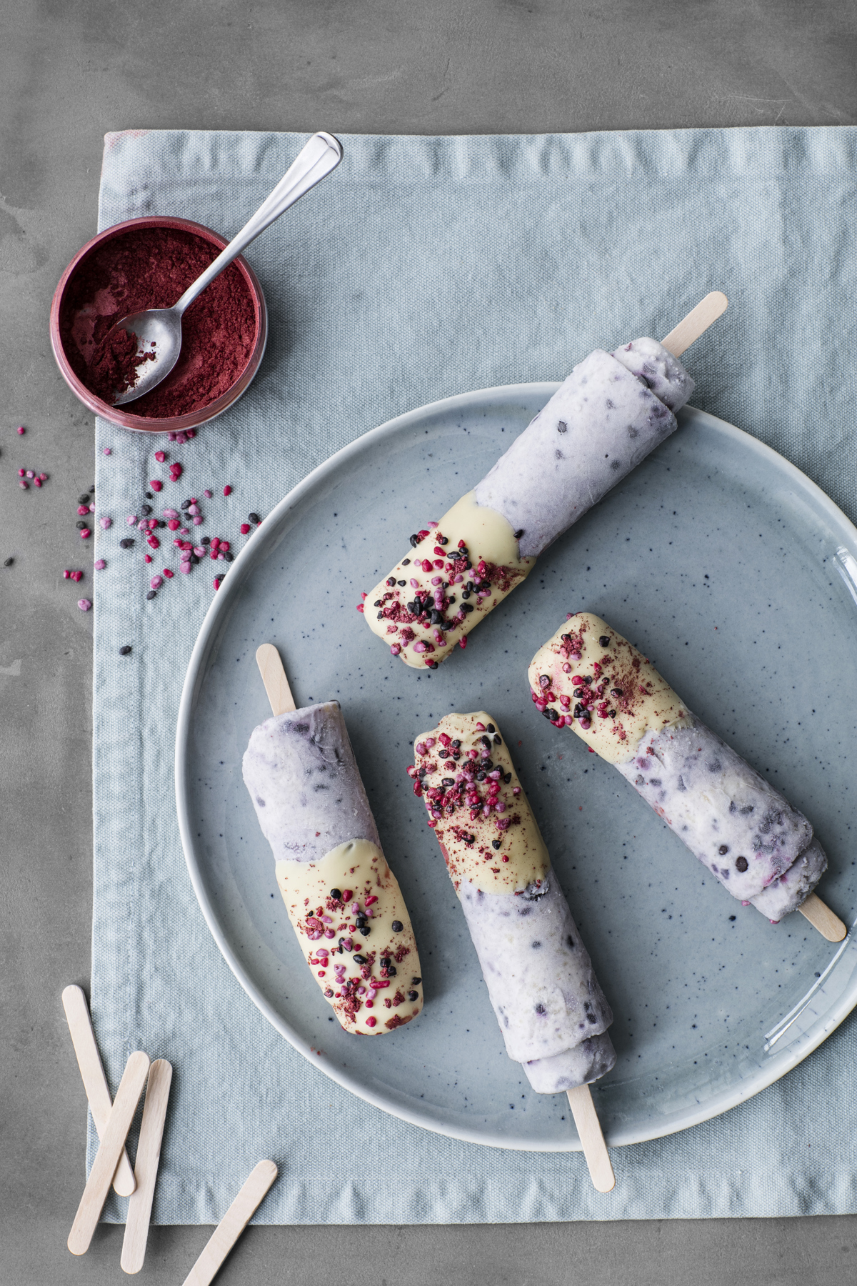 Glasspinnar med björnbär och mandelmassa - Recept | Odense