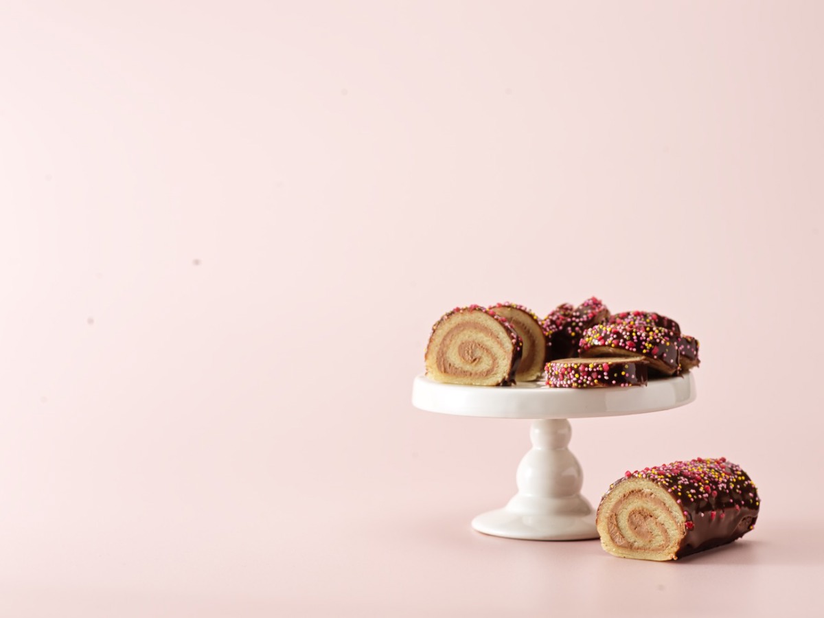 Recept på nougatrulltårta med strössel | Odense Marcipan