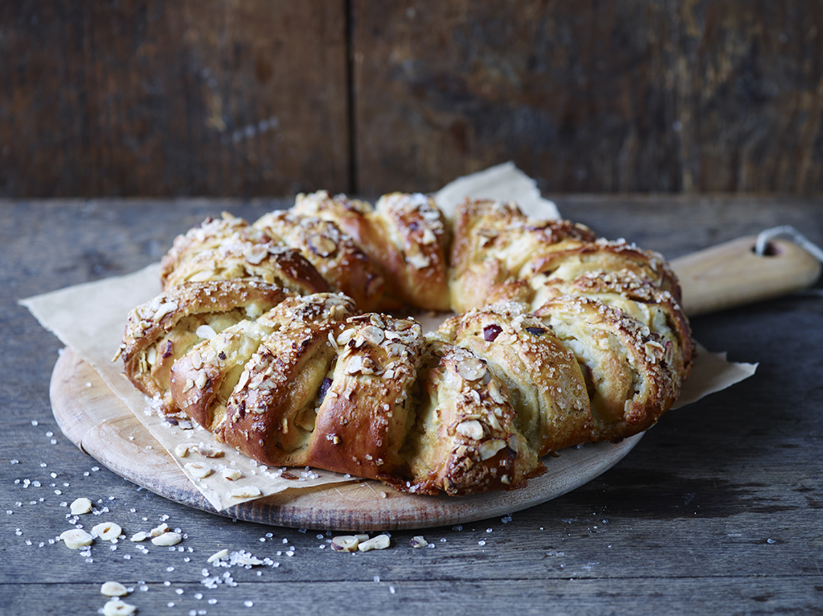 Vetekrans med mandelmassa, äpple och nötter | Odense-Marcipan.se