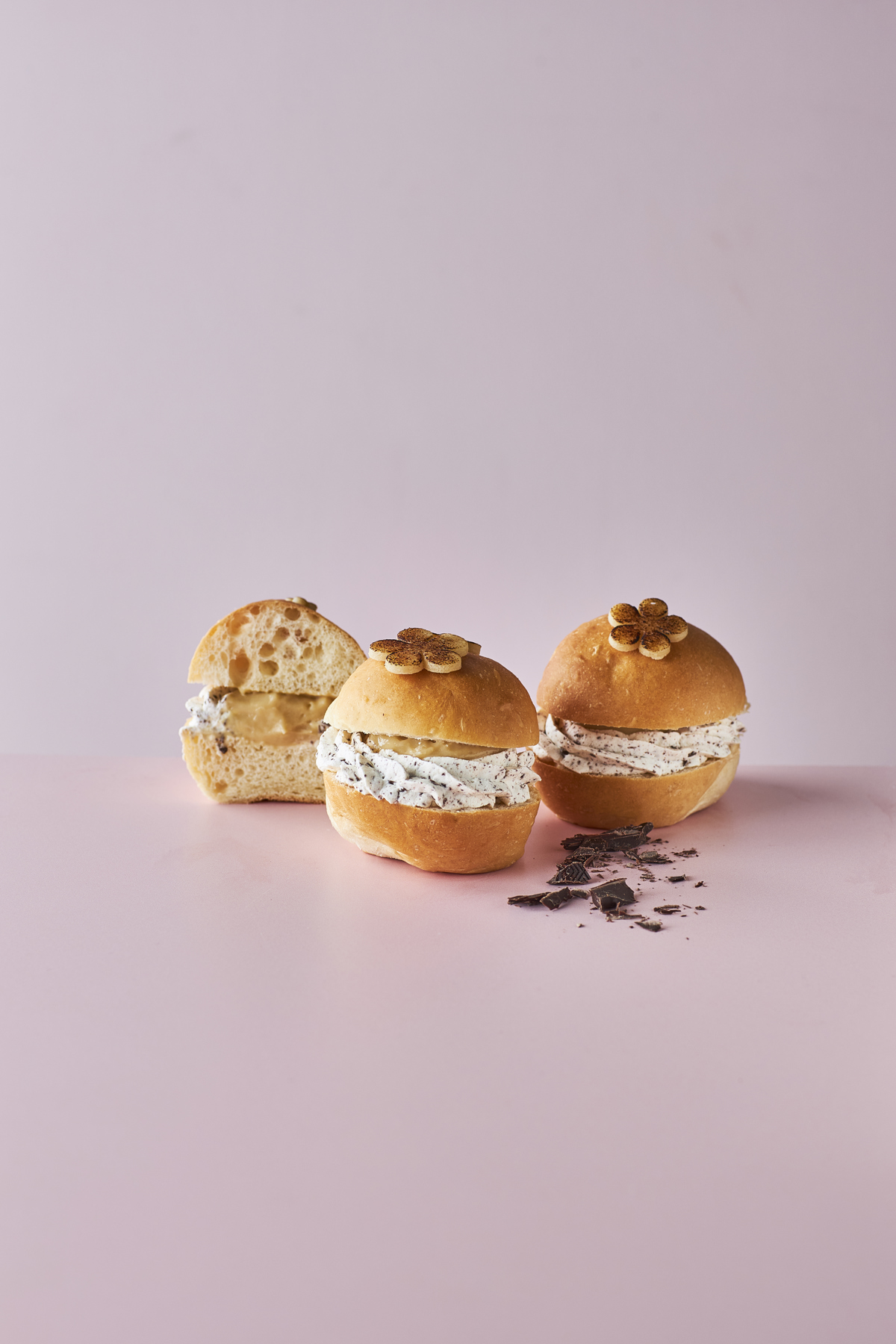 Recept på semlor med chokladgrädde och kolasås | Odense Marcipan