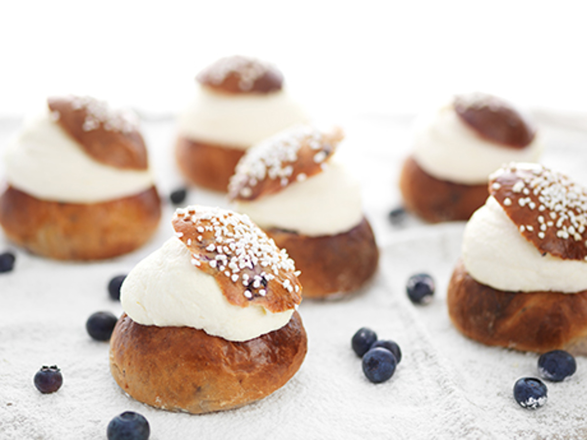 Blåbärssemlor med vit choklad - Recept | Odense Marcipan