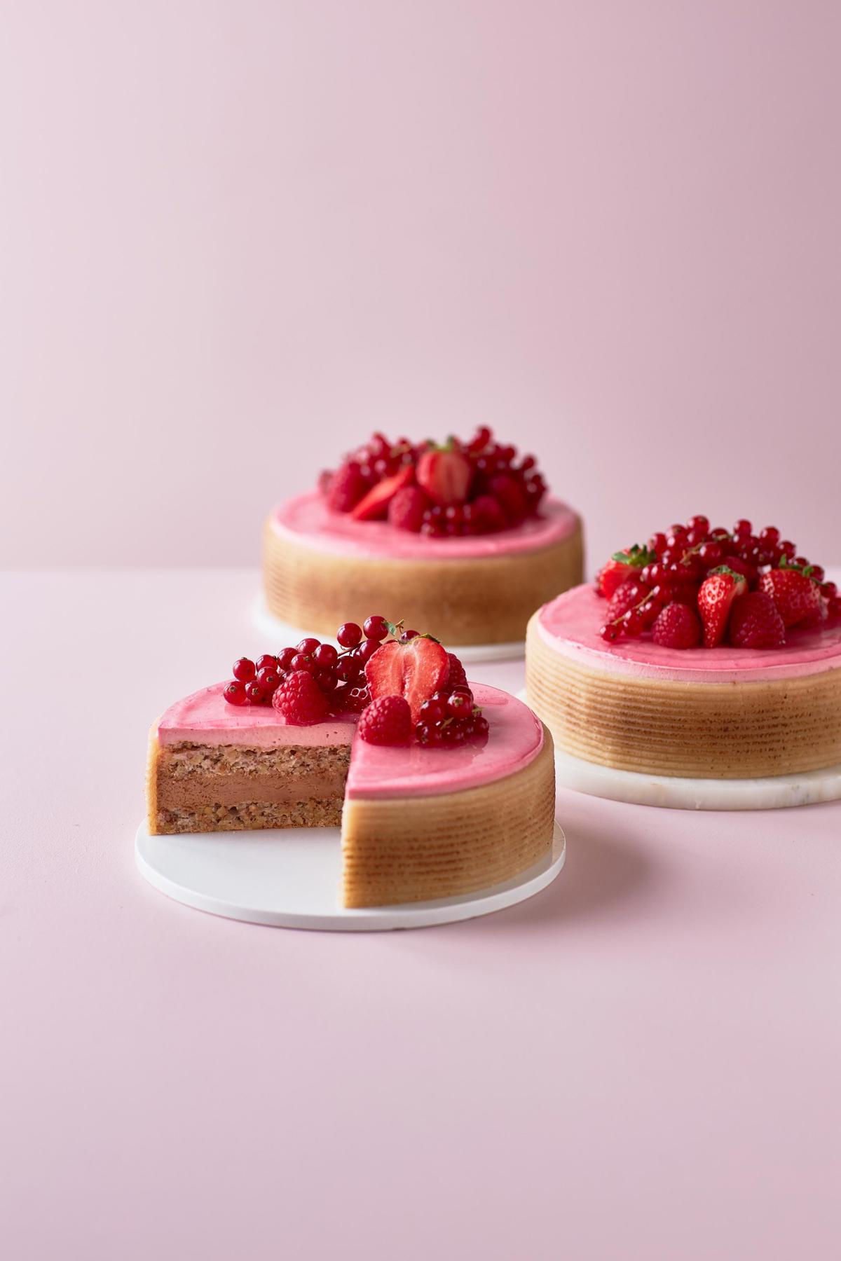 Recept på choklad- & hallonmoussetårta på nötbotten | Odense Marcipan