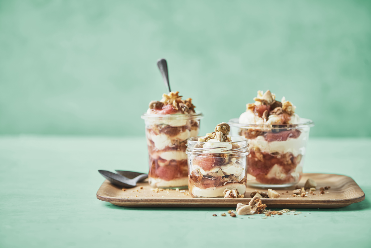 Recept på rabarbertrifli med crumble | Odense Marcipan