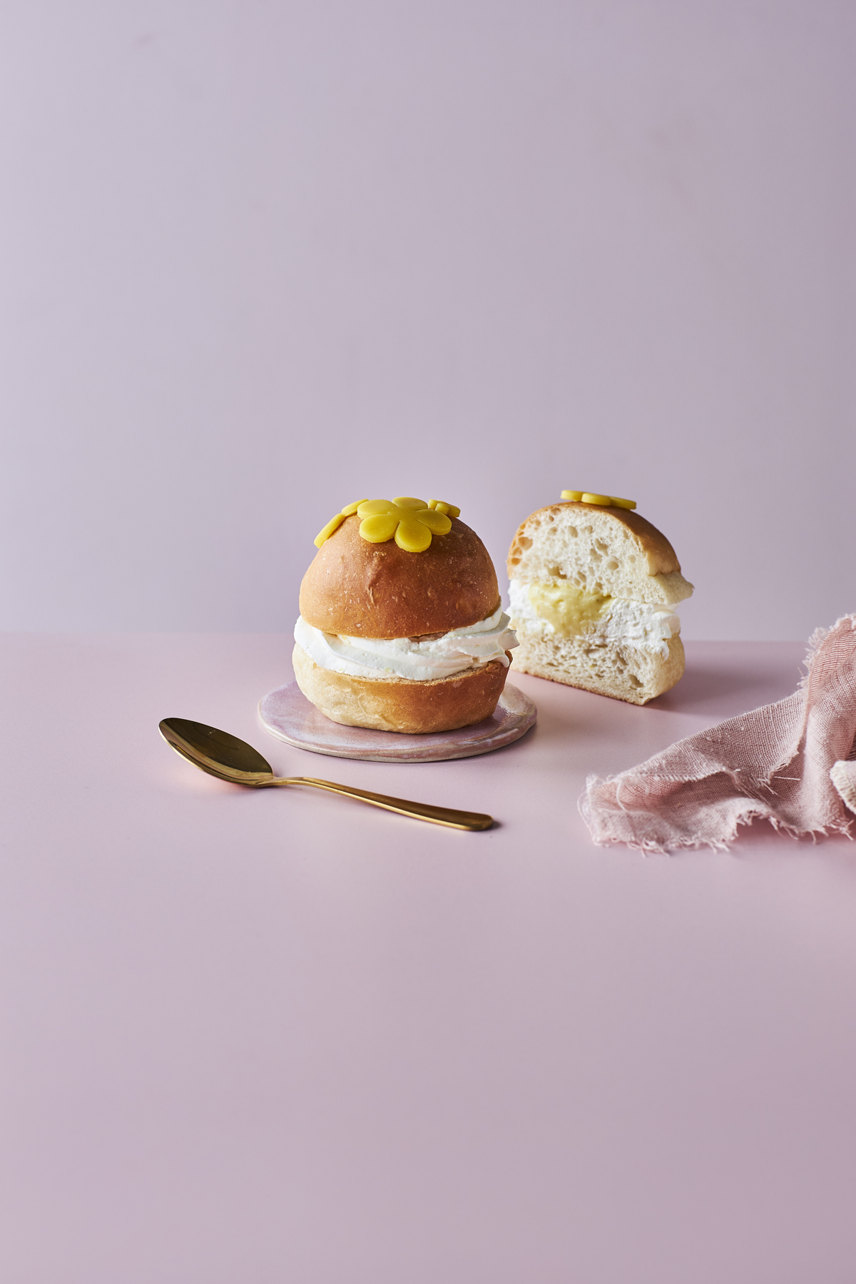 Semlor med mandelmassa, citrongrädde och lemon curd | Odense Marcipan