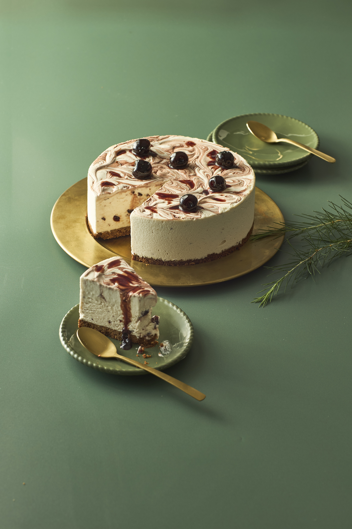 Recept på glasstårta med pepparkaksbotten & körsbär | Odense Marcipan