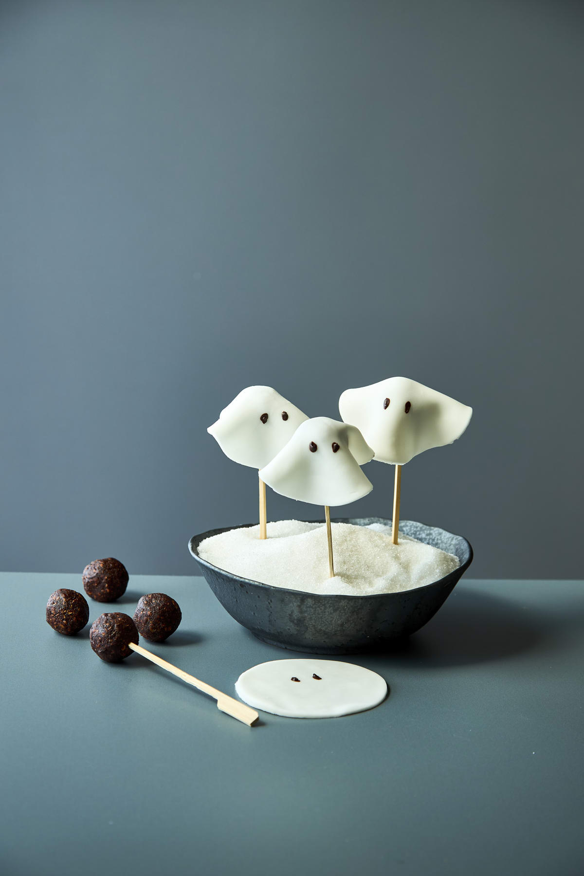 Recept på Halloweenspöken av chokladbollar | Odense Marcipan