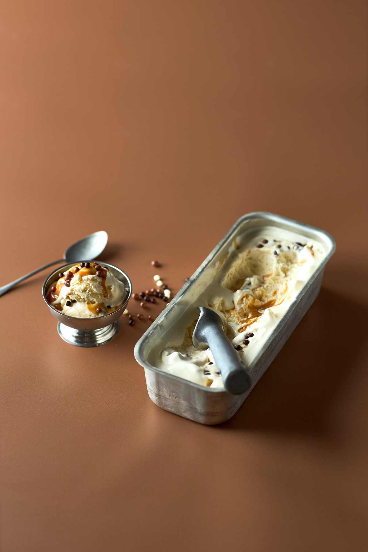 Recept på vaniljparfait med kolasås | Odense Marcipan