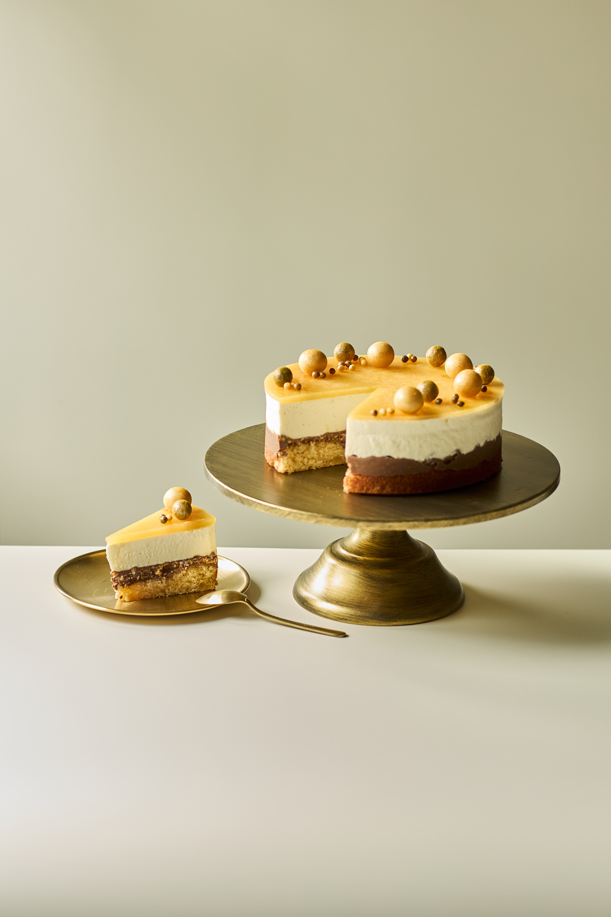 Vit chokladmoussetårta med mandelmassa, nougat, passionsfrukt, apelsin