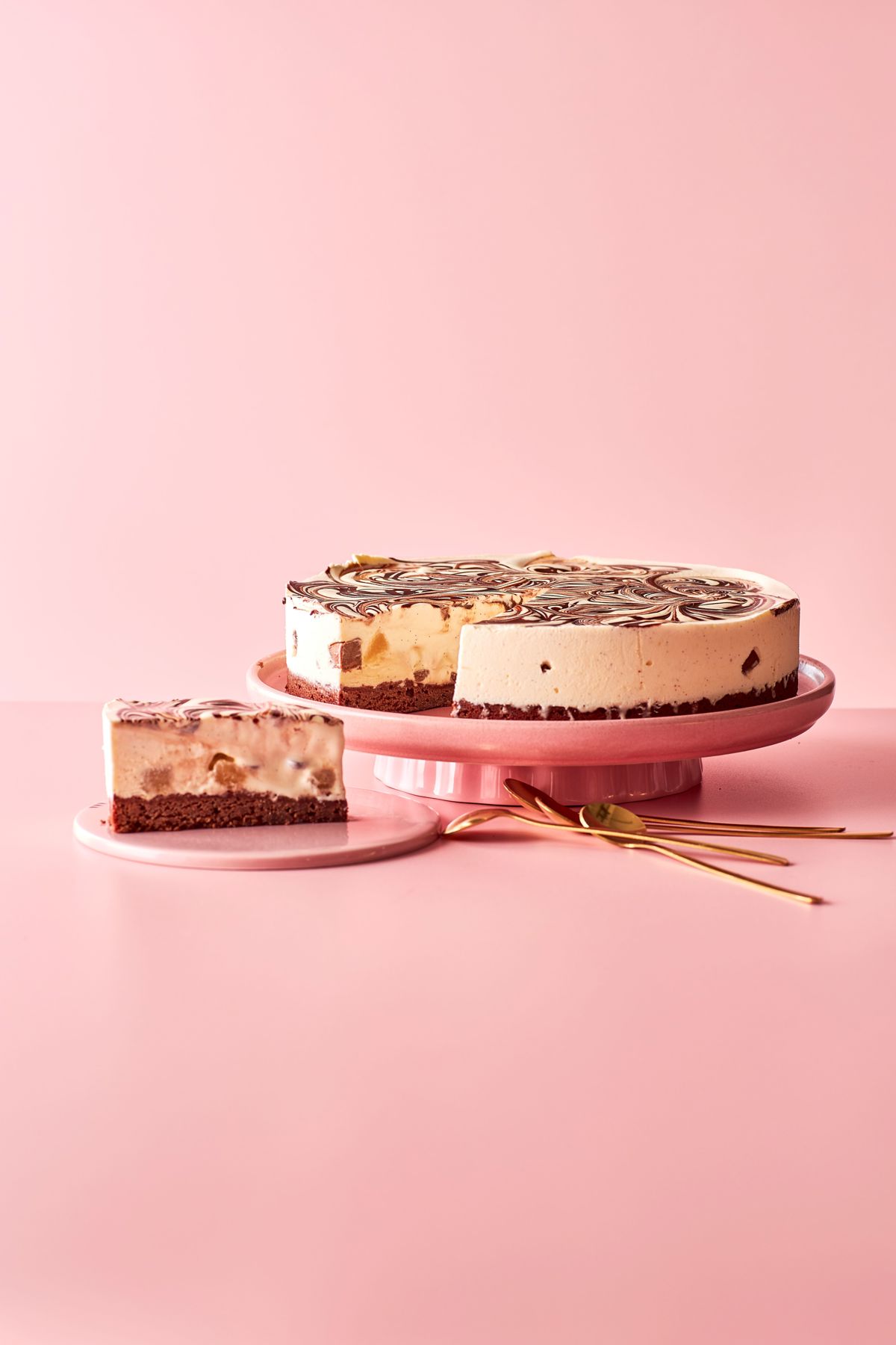 Recept på glasstårta med browniebotten | Odense Marcipan