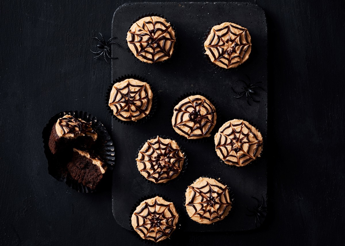 Halloweenmuffins med spindelnät - Recept | Odense Marcipan