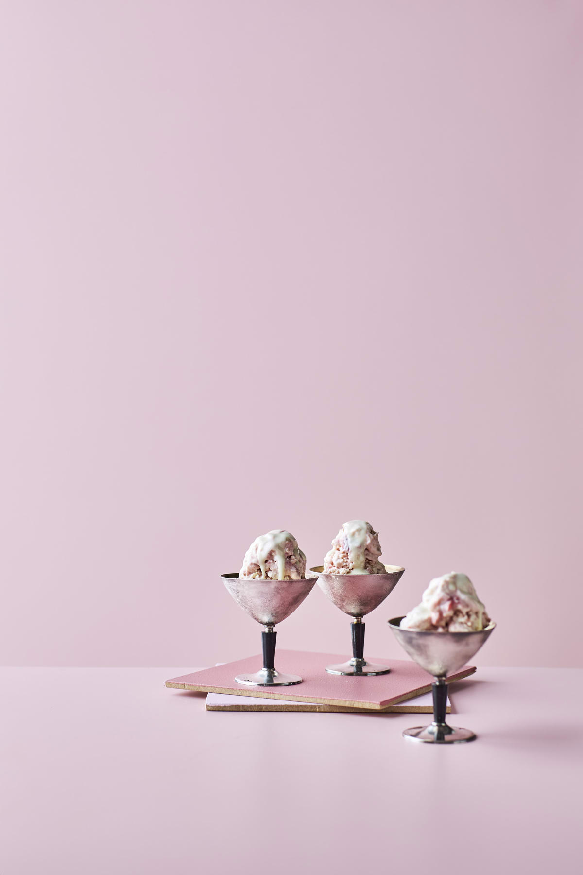 Recept på yoghurtglass med rabarber och vit choklad | Odense Marcipan